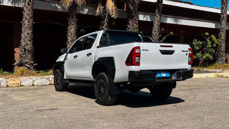 Toyota Hilux GRS 4WD AT 2.8 2025 - Auto360